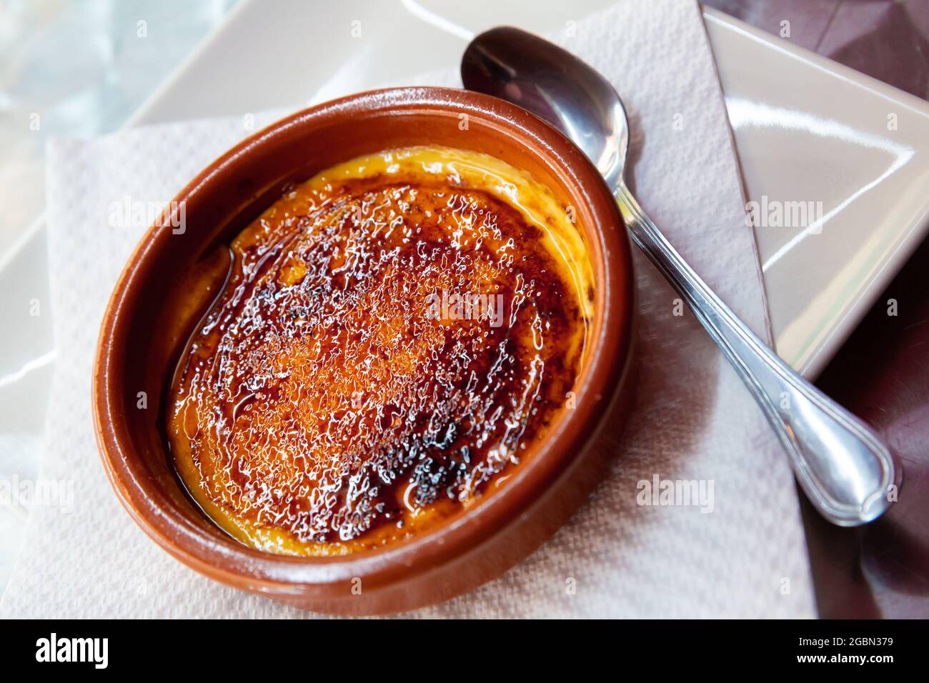 Spanish dessert Crema catalana Stock Photo - Alamy