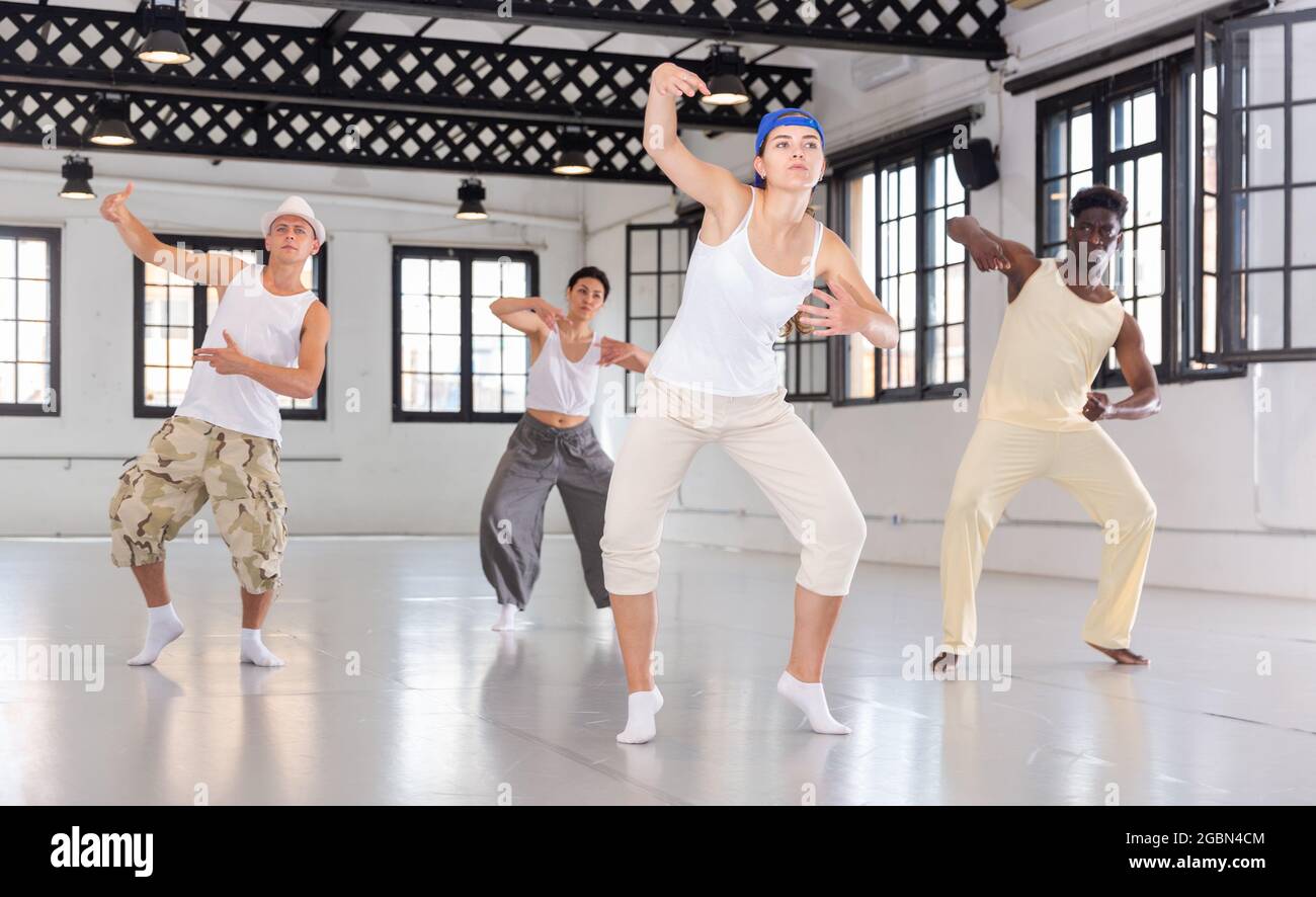 Group of young people learning modern dance movements Stock Photo - Alamy