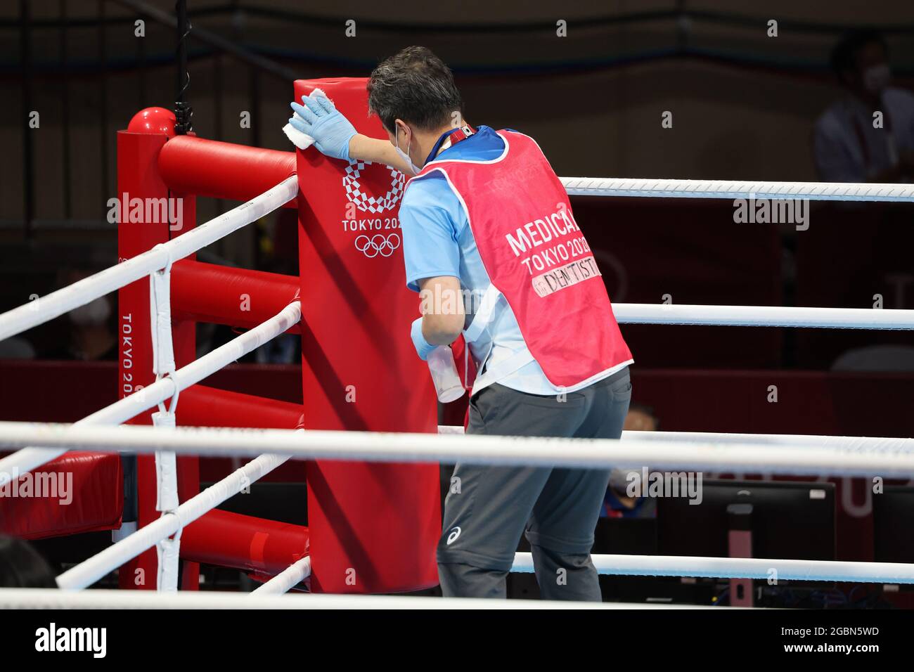 Tokyo, Japan. 4th Aug, 2021. General view Boxing : A staff disinfects ...