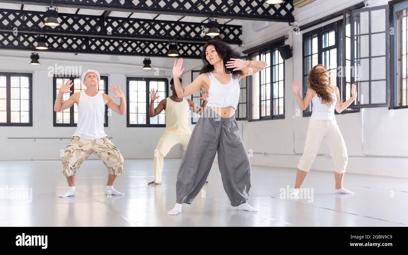 Group of young people learning modern dance movements Stock Photo - Alamy