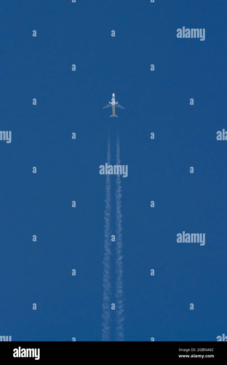 Aeroplanes contrails hi-res stock photography and images - Alamy