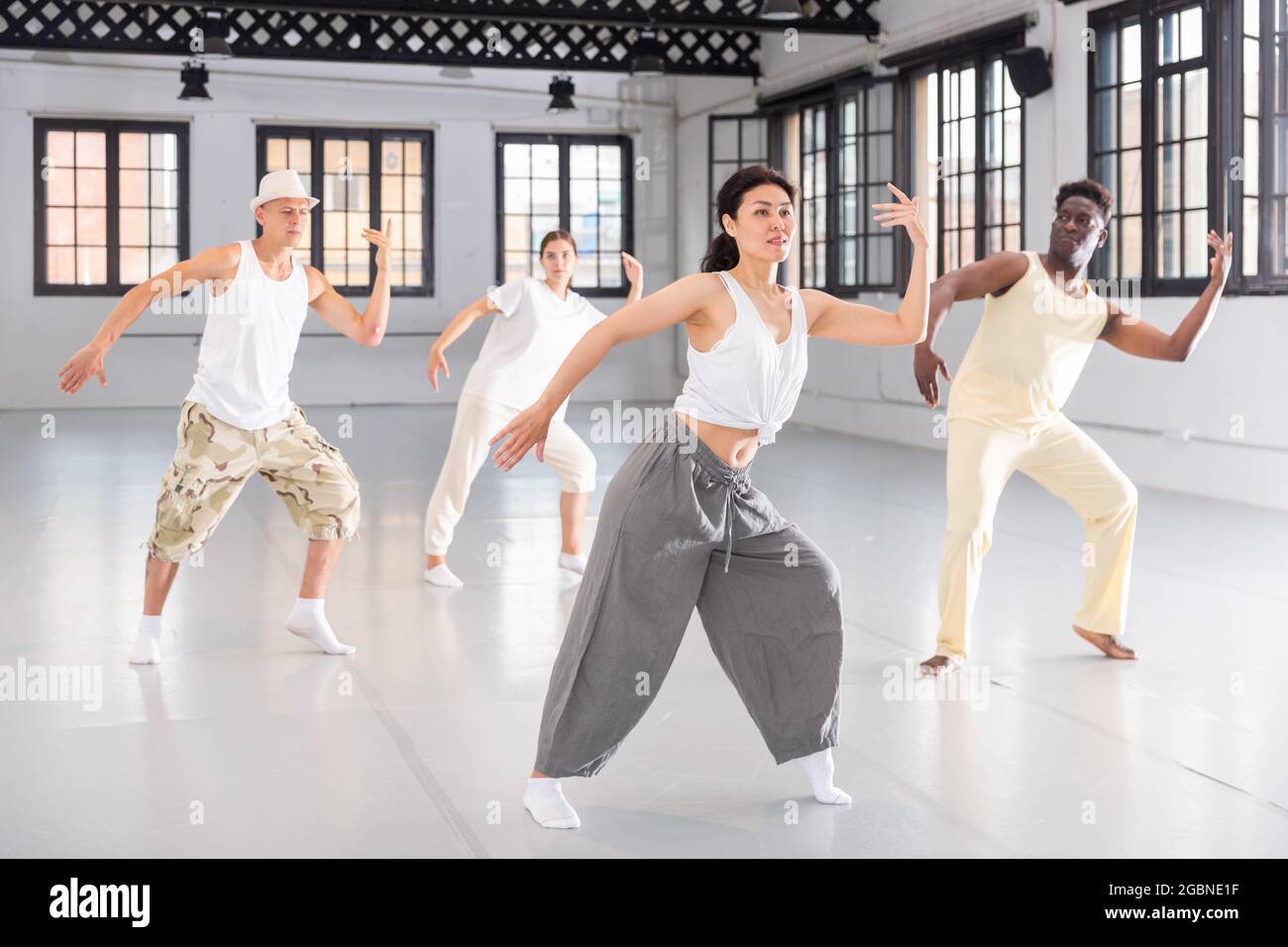 Group of young people learning modern dance movements Stock Photo - Alamy