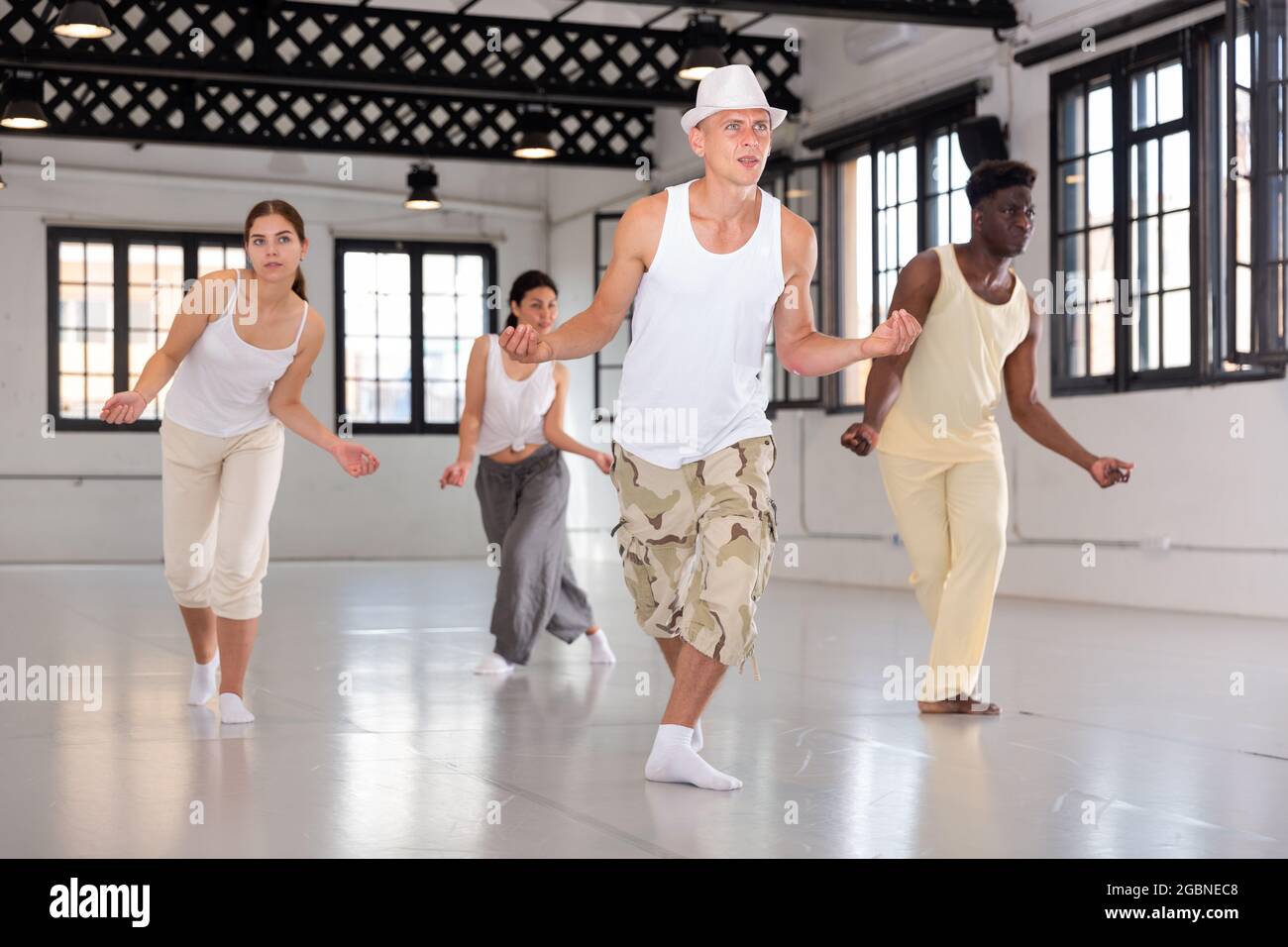 Group of young people learning modern dance movements Stock Photo - Alamy