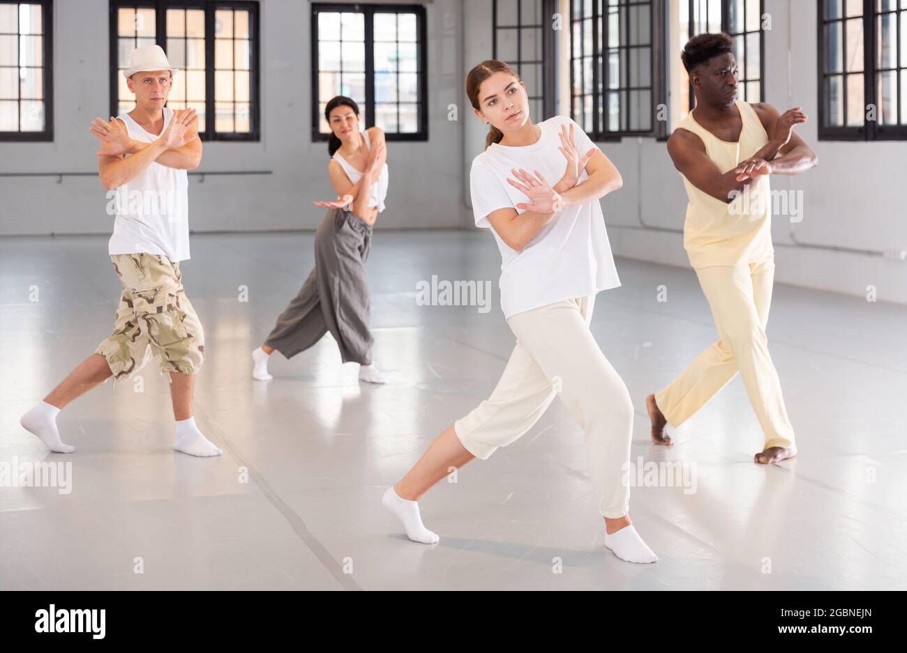 Group of young people learning modern dance movements Stock Photo - Alamy