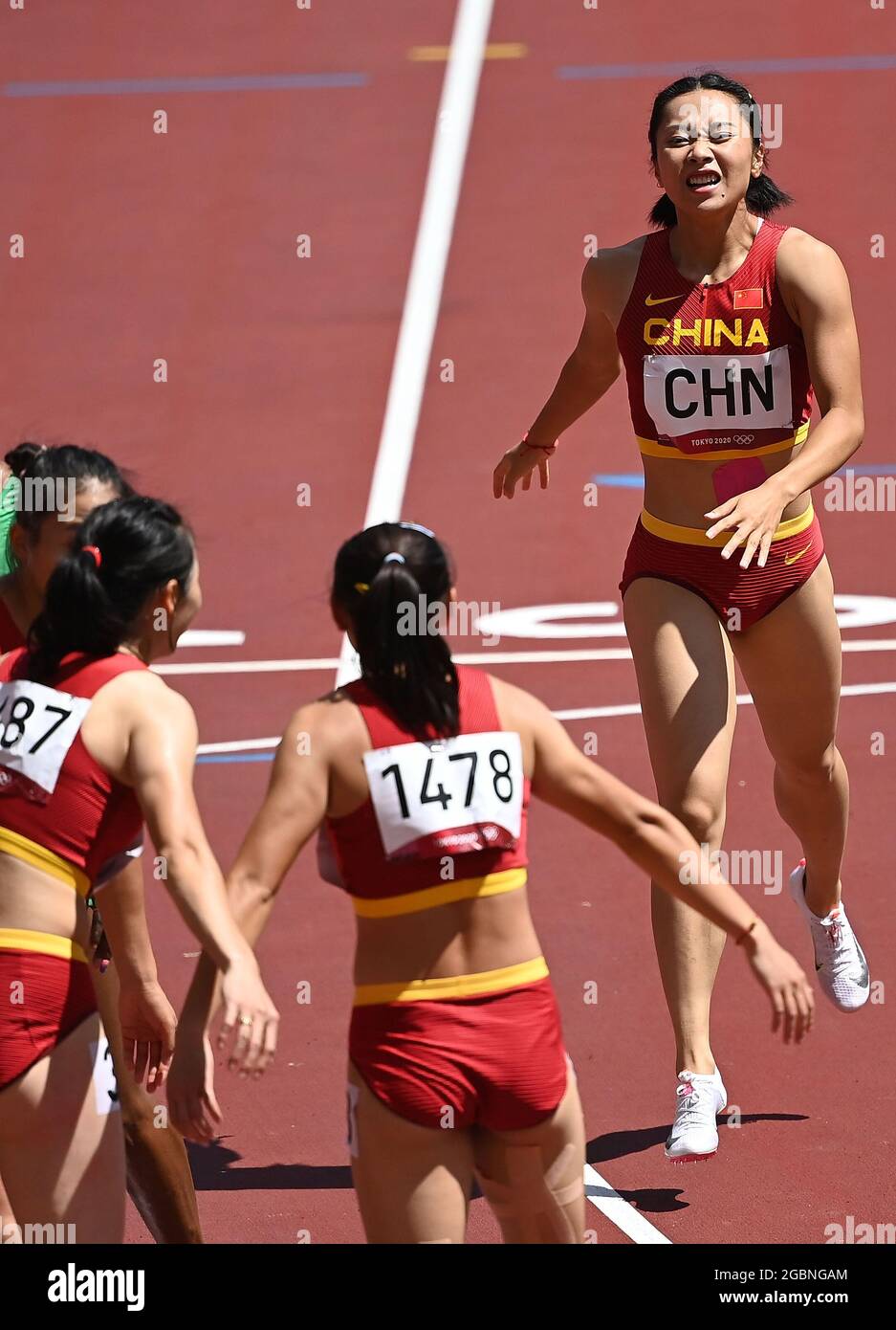 Tokyo, Japan. 5th Aug, 2021. Ge Manqi (R) of Team China reacts during ...