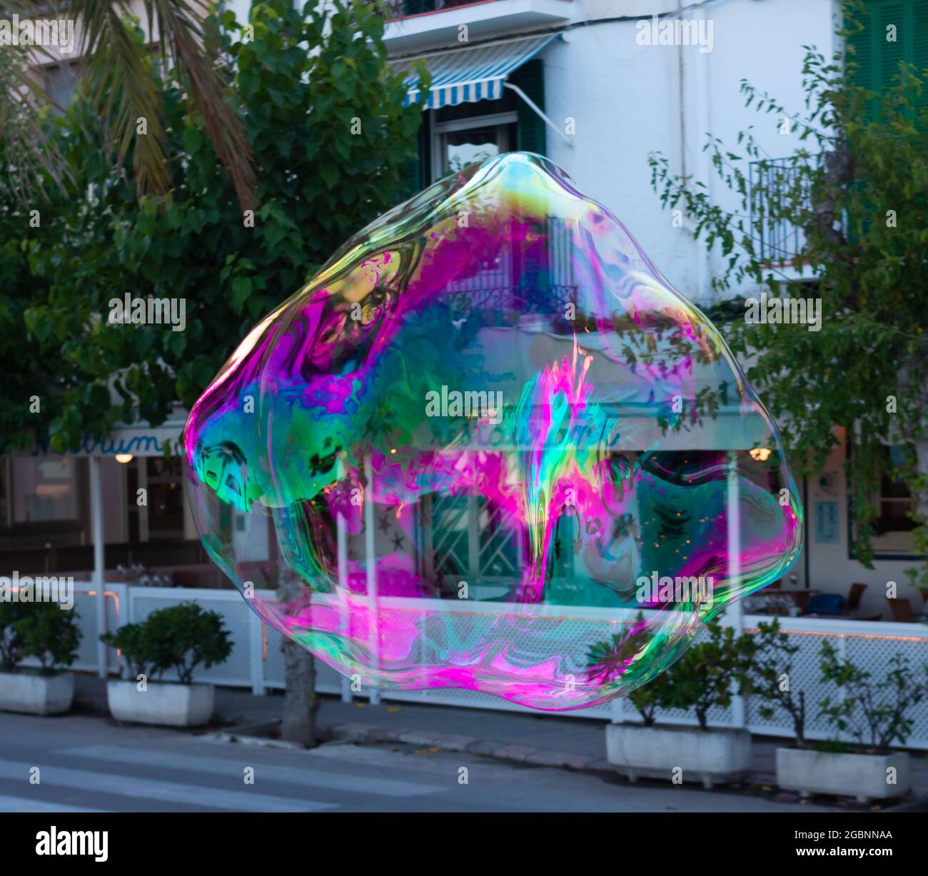 Bubble floating buildings hi-res stock photography and images - Alamy
