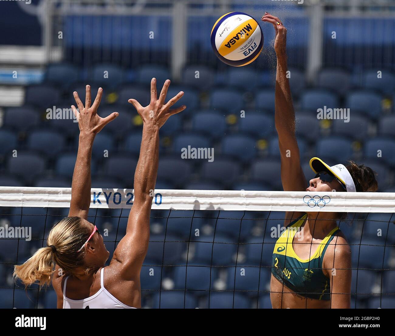 Tokyo, Japan. 5th Aug, 2021. Taliqua Clancy (R) of Australia spikes ...