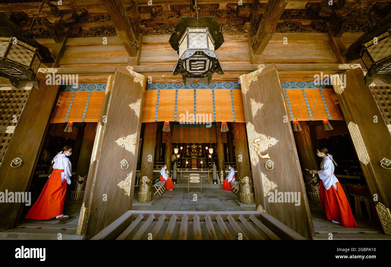Miko, servants to the Shinkan (high priest), at the Mishima Taisha, a ...