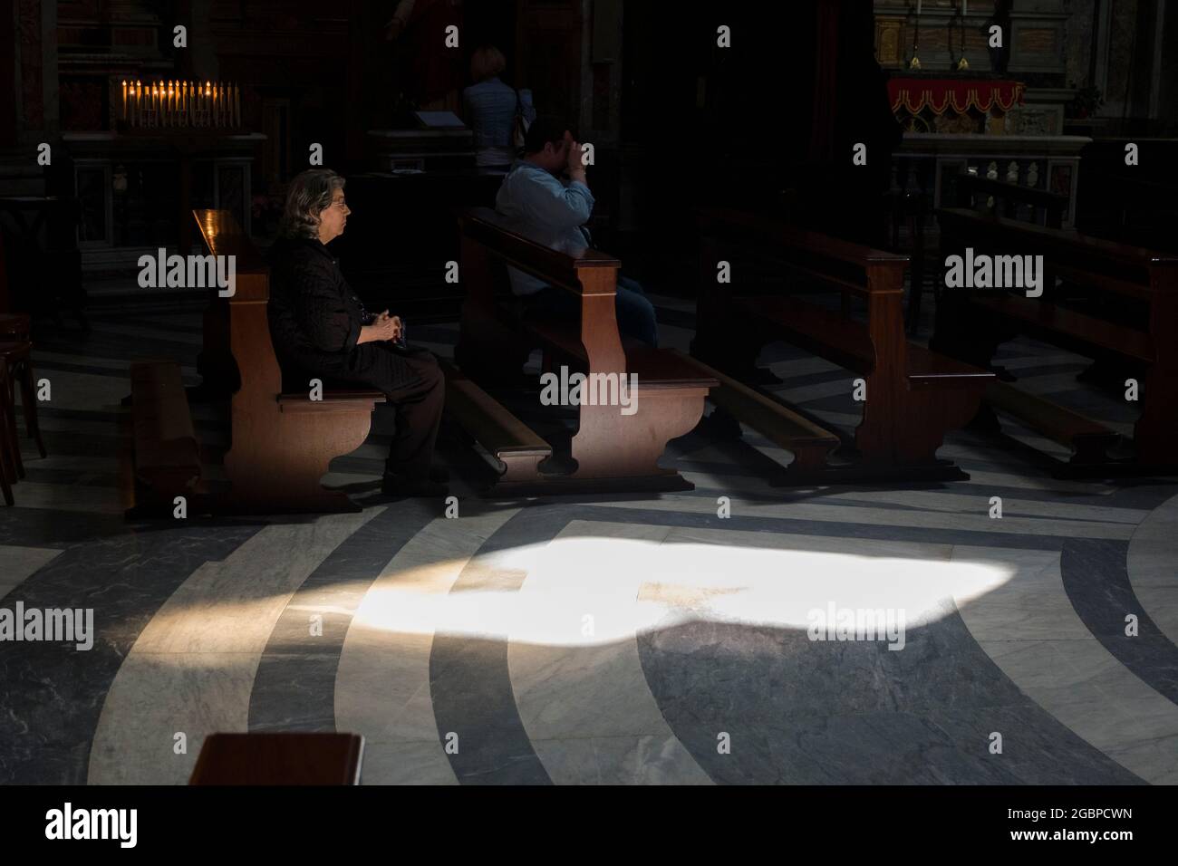 Light shining through church window hi-res stock photography and images ...