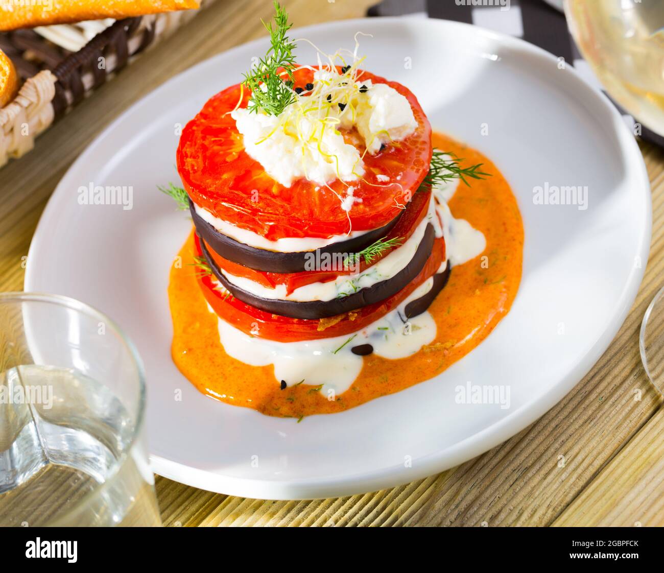 Pyramid grill hi-res stock photography and images - Alamy