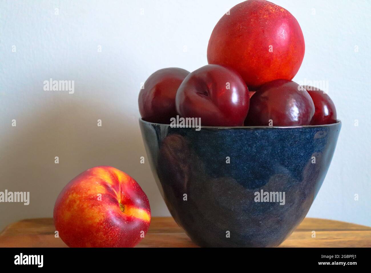 Plums and nctarines in a bowl Stock Photo - Alamy