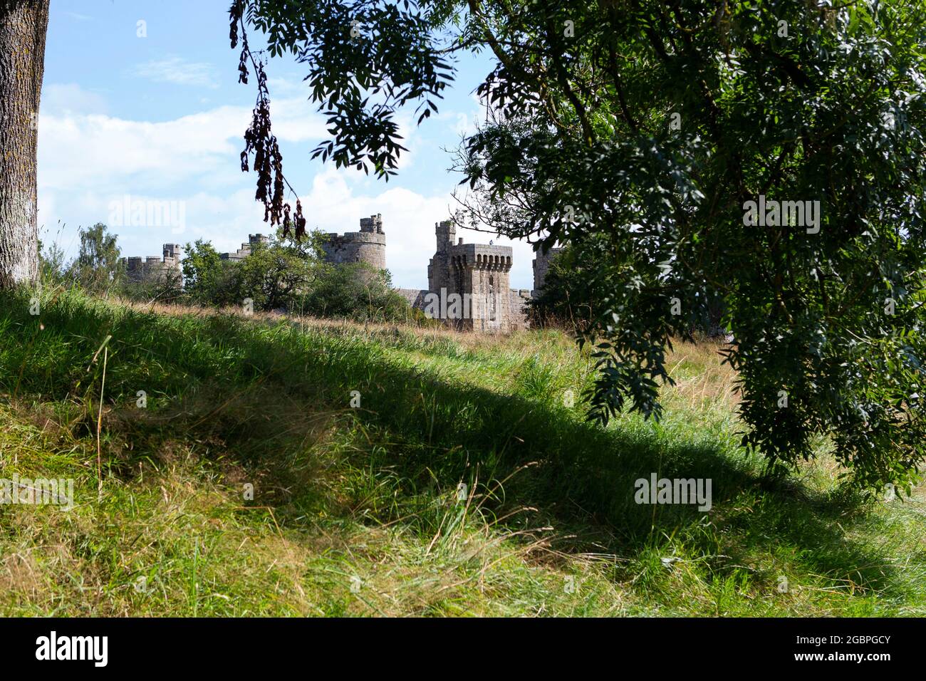 14th century bodiam castle medieval historic fortification moat hi-res ...