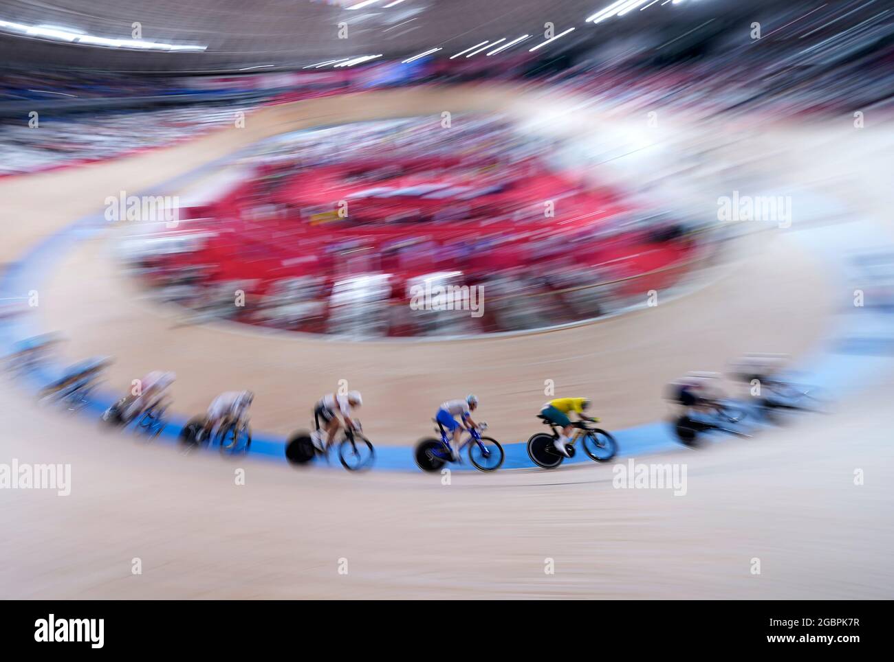 A general view of competitors in the Men's Omnium Scratch Race 1/4 at ...