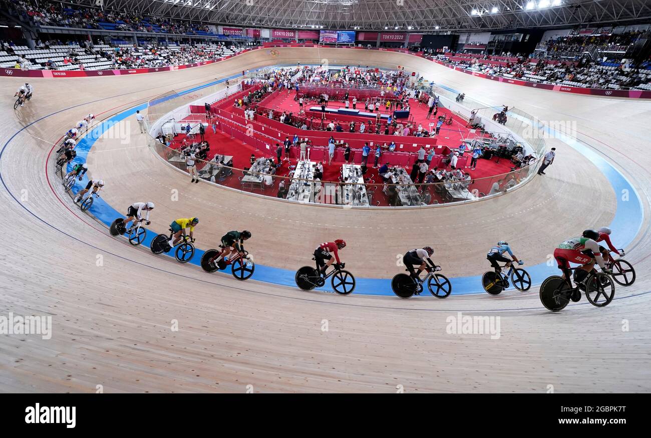 A general view of competitors in the Men's Omnium Scratch Race 1/4 at ...