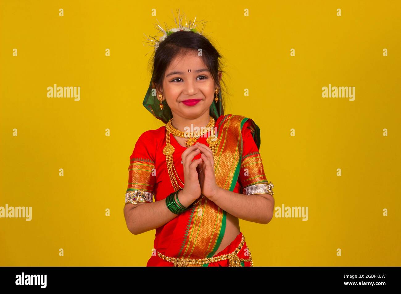Indian little girl in traditional marathi outfit Stock Photo - Alamy