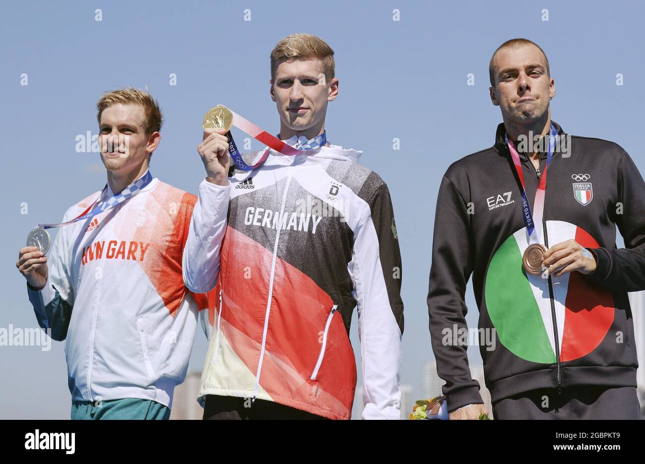 Florian Wellbrock (C) of Germany poses with his gold medal for the men ...