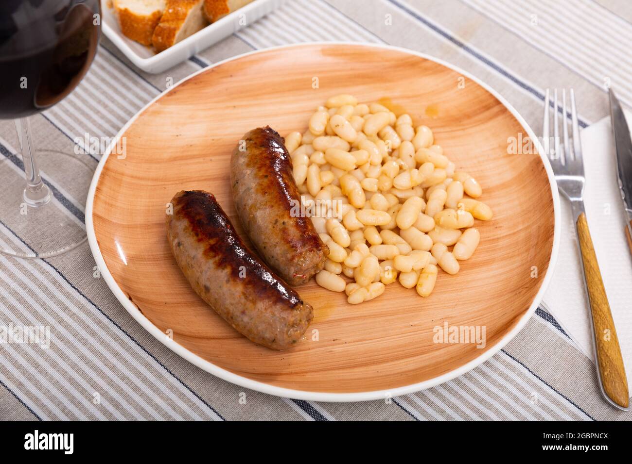 Catalan stewed beans with butifarra sausage Stock Photo - Alamy