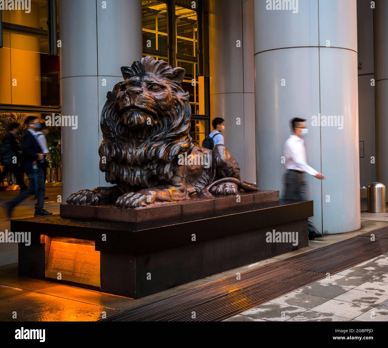 The famous lions in front of the HSBC bank, Central financial district ...