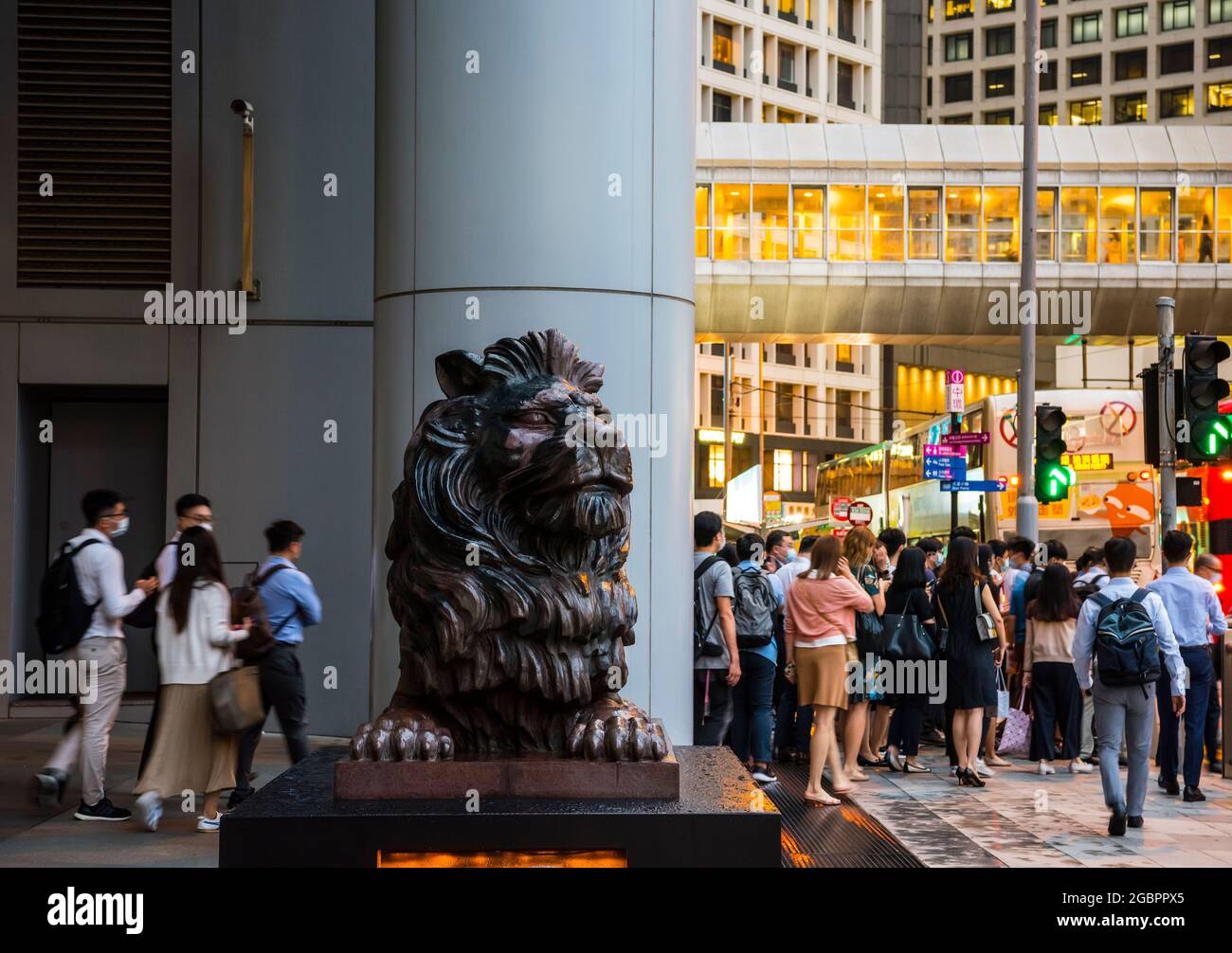 The famous lions in front of the HSBC bank, Central financial district ...
