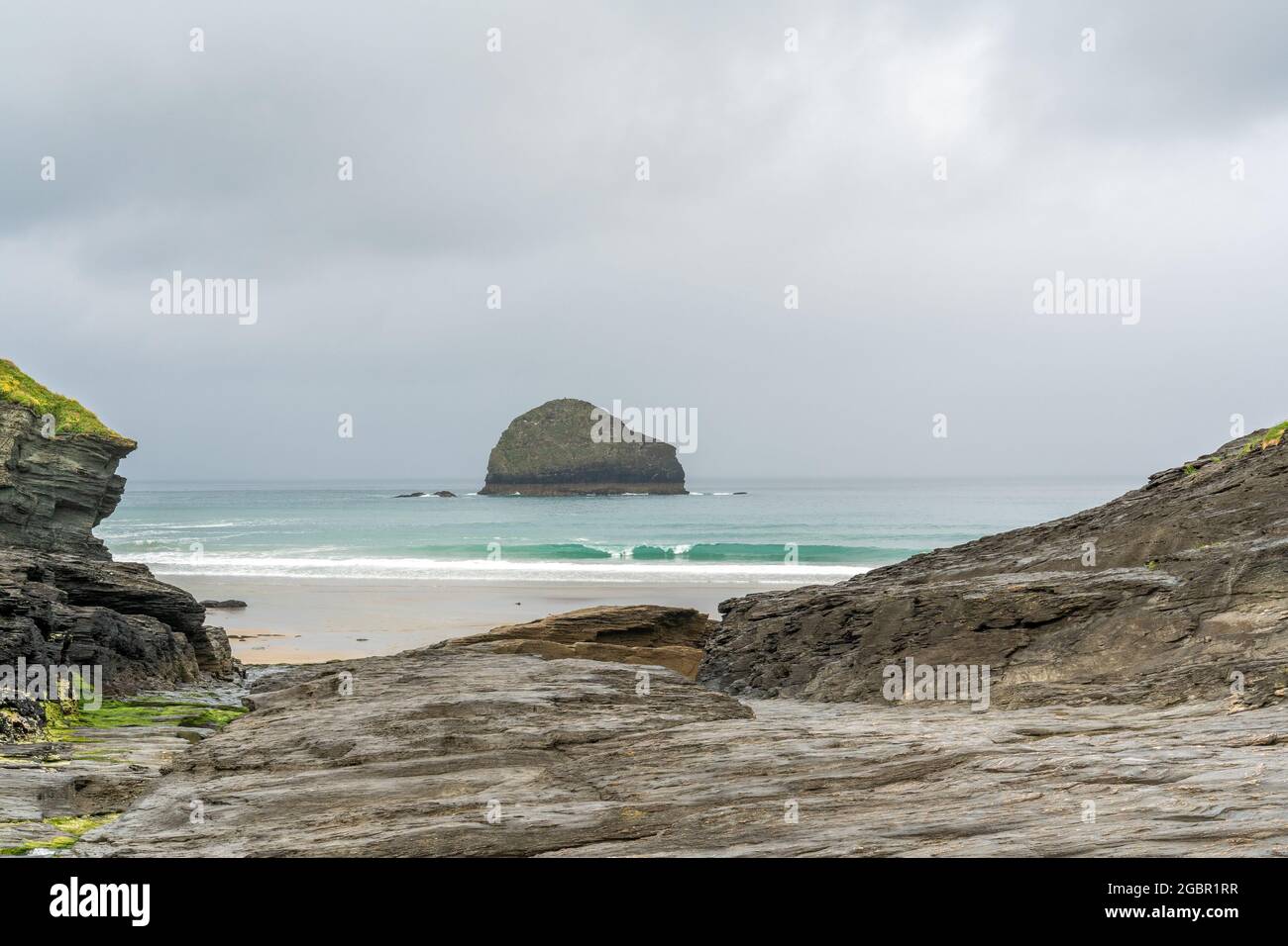 Trebarwith Strand beach and rocks with a view towards Gull rock Stock ...