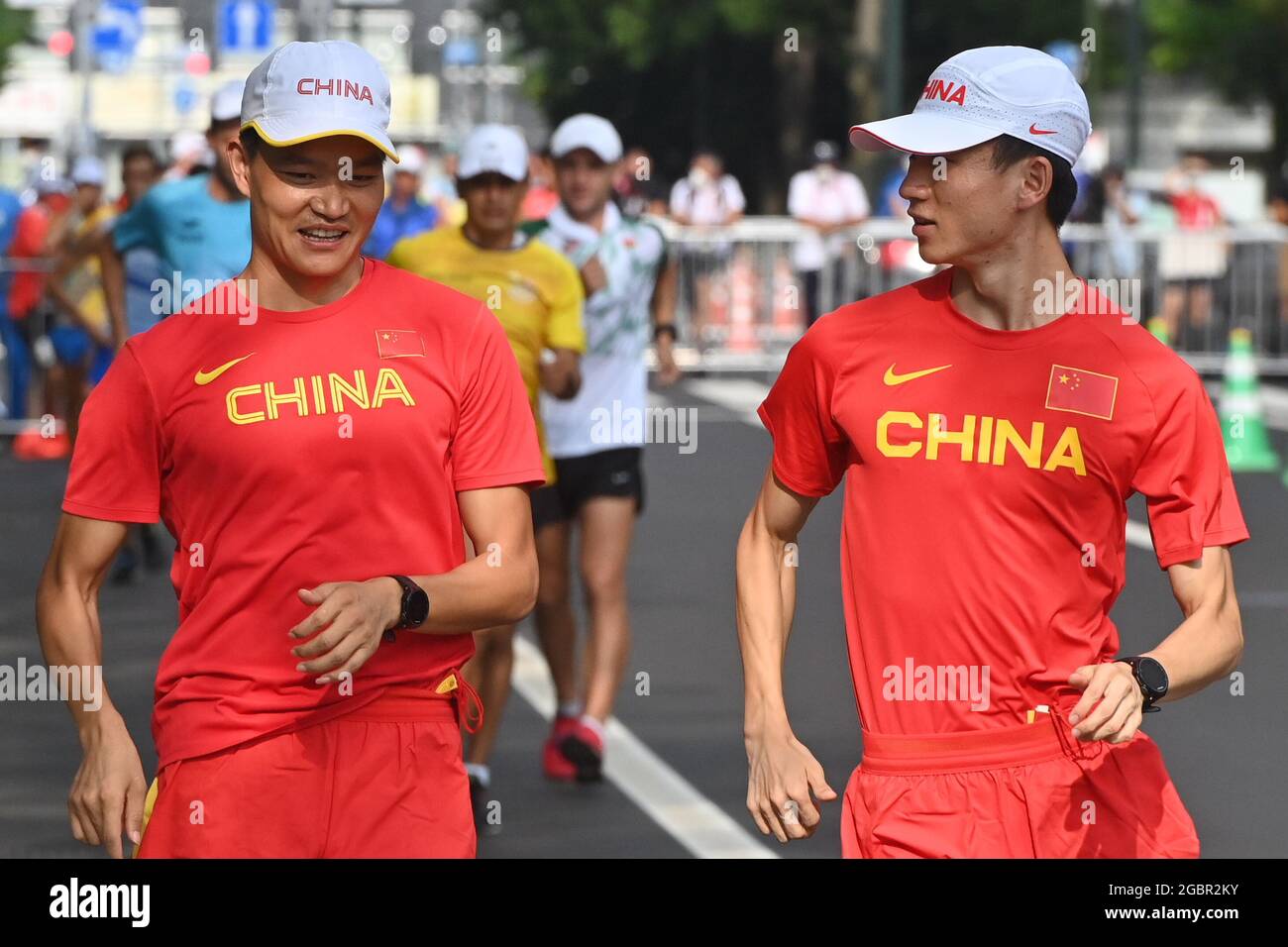 (210805) -- SAPPORO, Aug. 5, 2021 (Xinhua) -- Cai Zelin (L) and Zhang ...