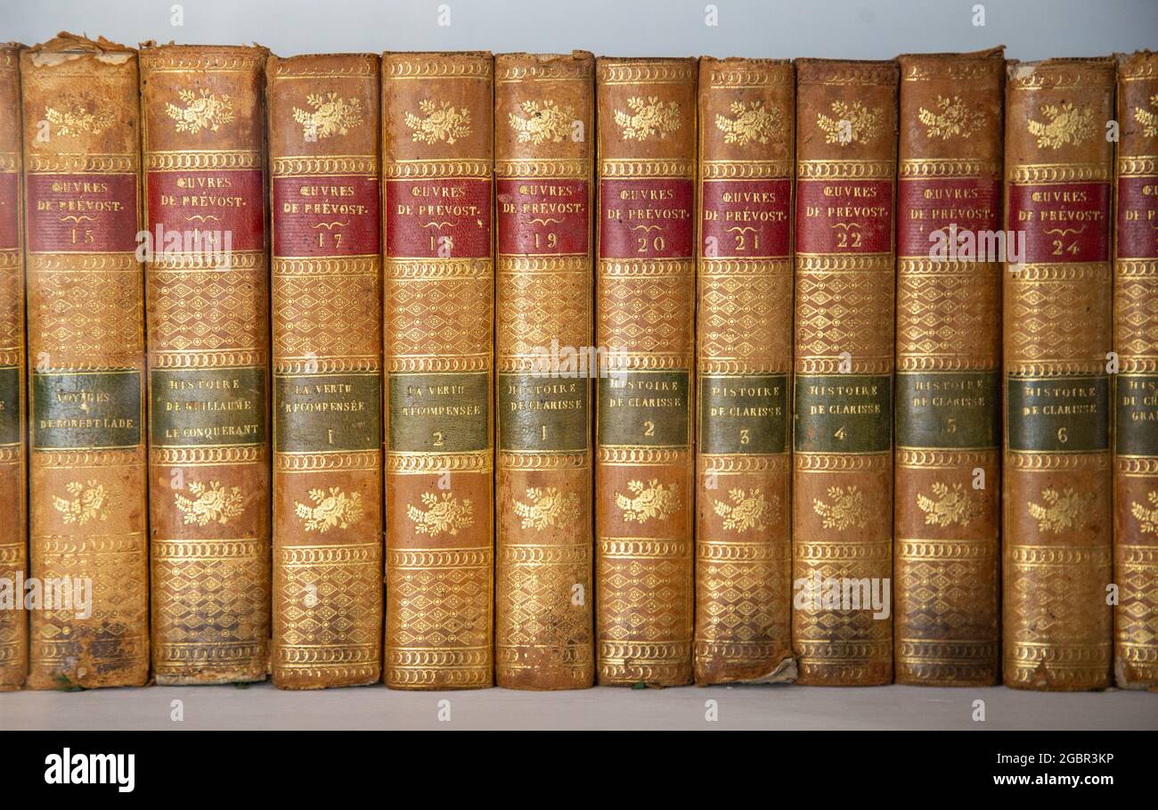 Gold library books old hi-res stock photography and images - Alamy