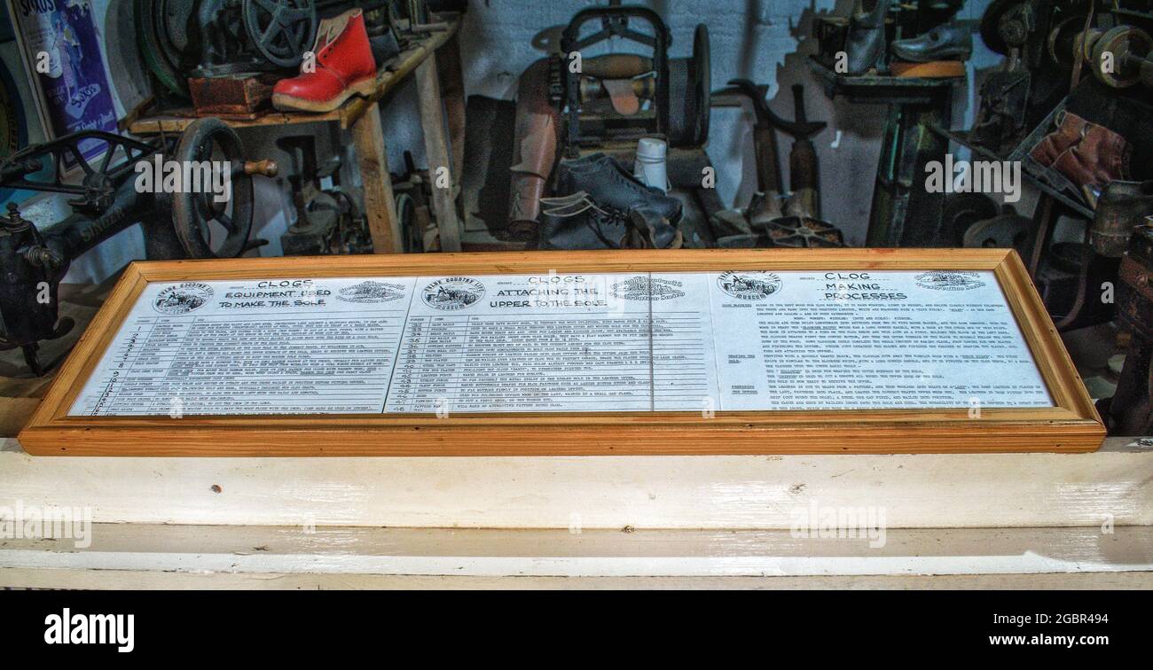 Shoemakers sign hi-res stock photography and images - Alamy