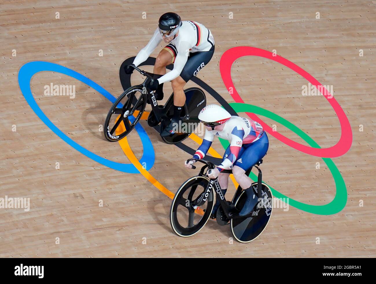 Great Britain's Jack Carlin (right) defeats Germany's Maximilian Levy ...