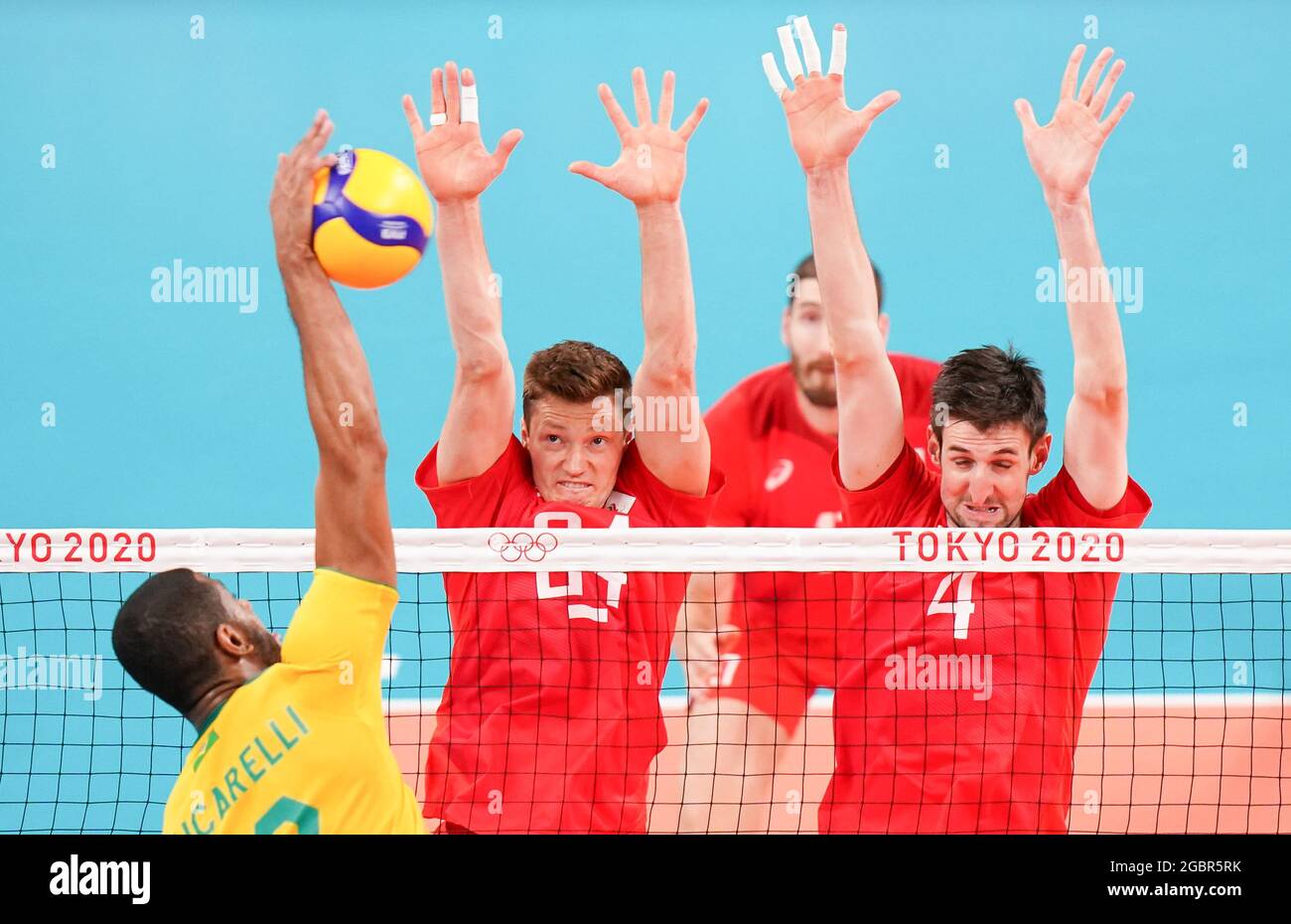 (210805) -- TOKYO, Aug. 5, 2021 (Xinhua) -- Igor Kobzar (2nd L) and ...