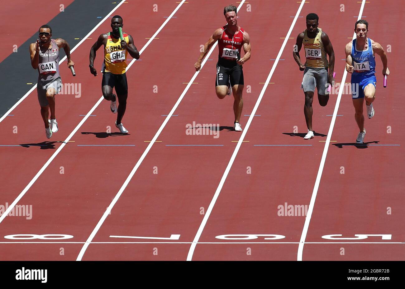 Tokyo, Japan. 05th Aug, 2021. Runners head for the finish line in a Men ...