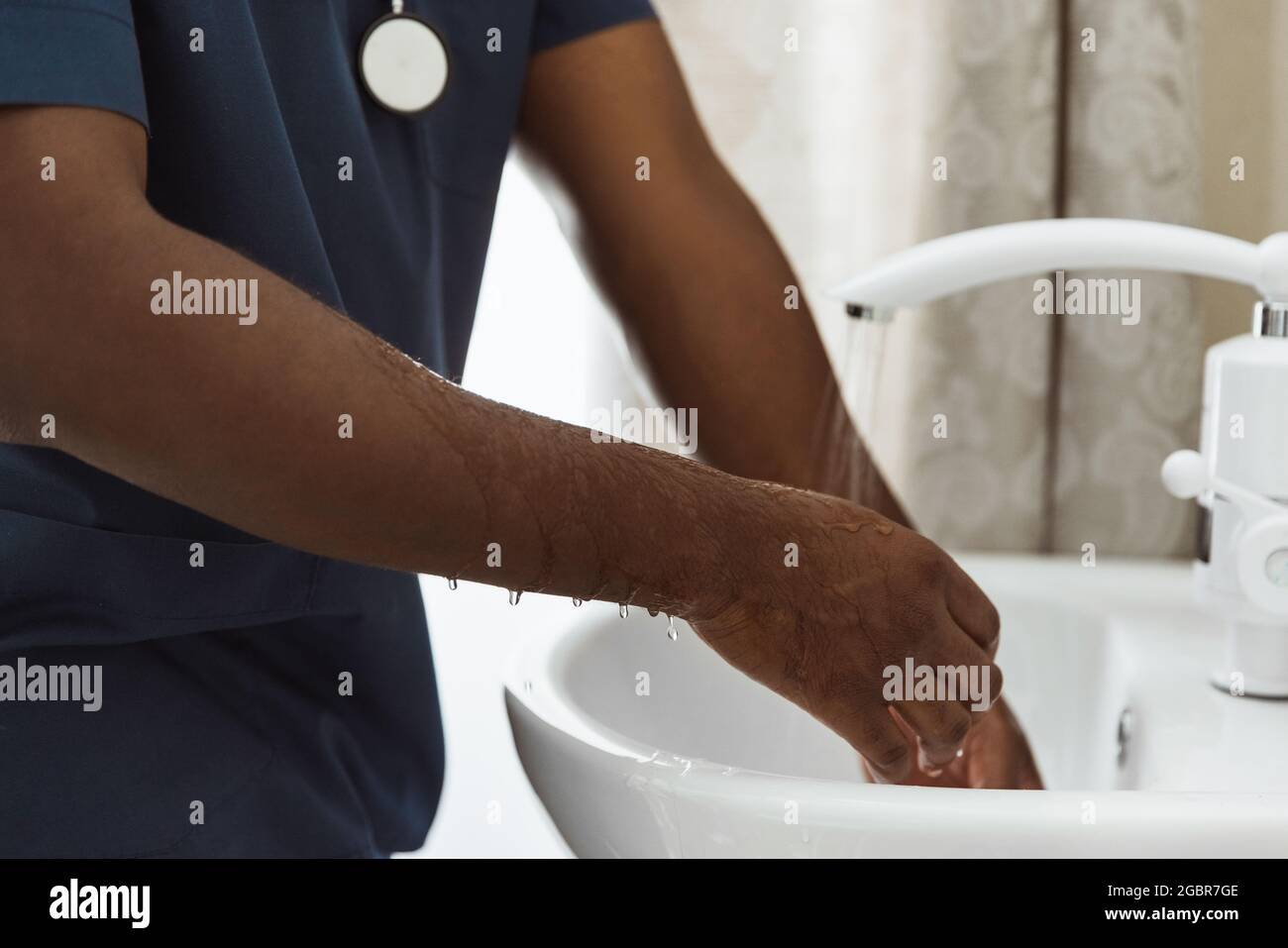 Male surgeon washing hi-res stock photography and images - Alamy