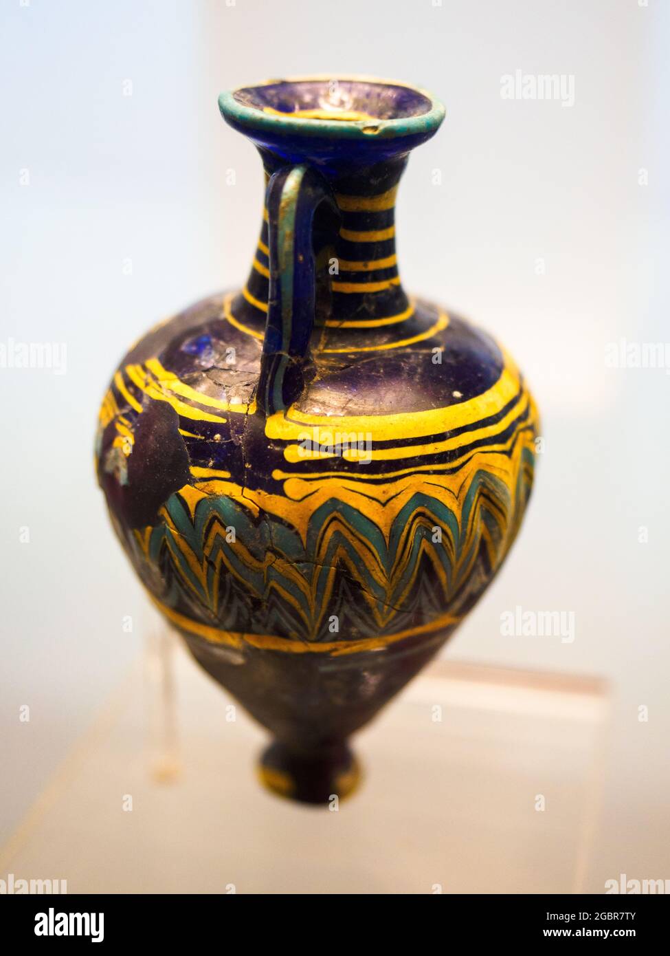 Vase with horizontal filaments and zigzags around the body (6th cent BC ...