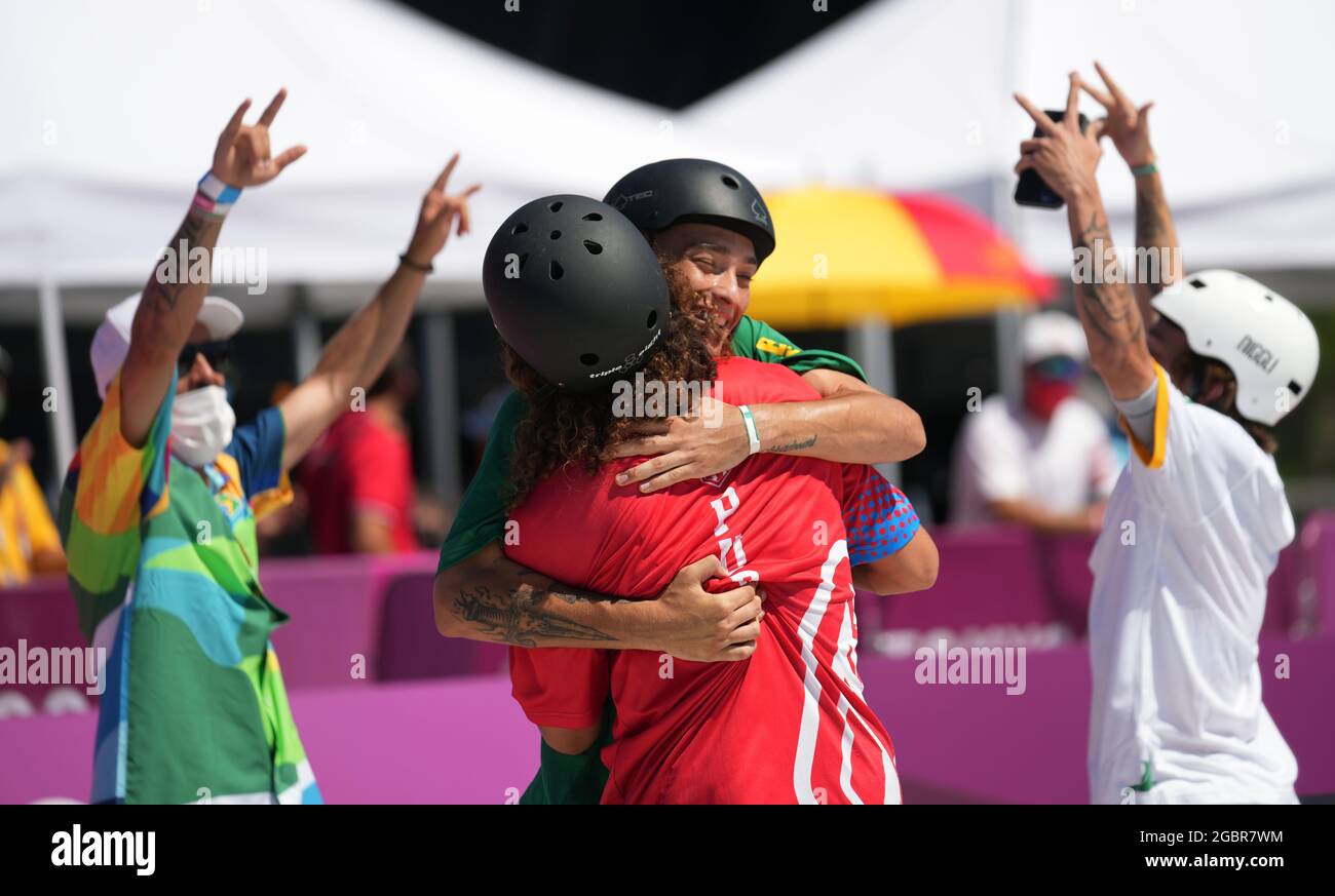 (210805) -- TOKYO, Aug. 5, 2021 (Xinhua) -- Pedro Quintas (C rear) of ...