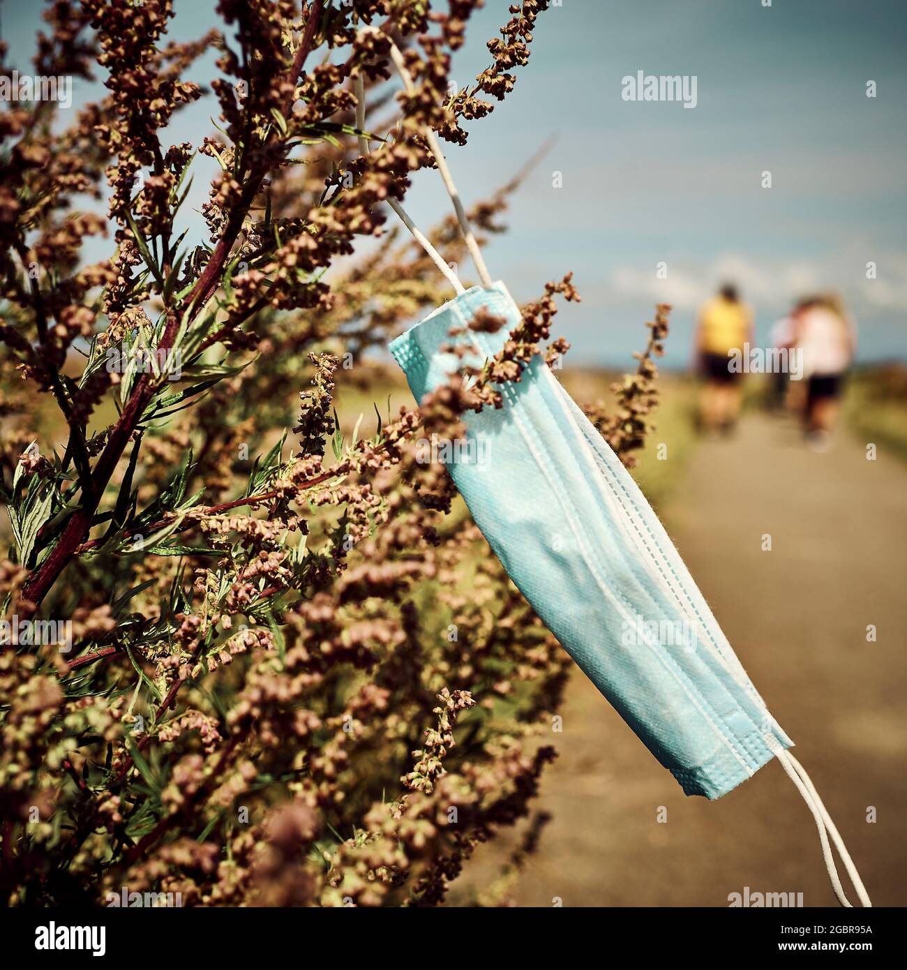 Face mask rural footpath hi-res stock photography and images - Alamy