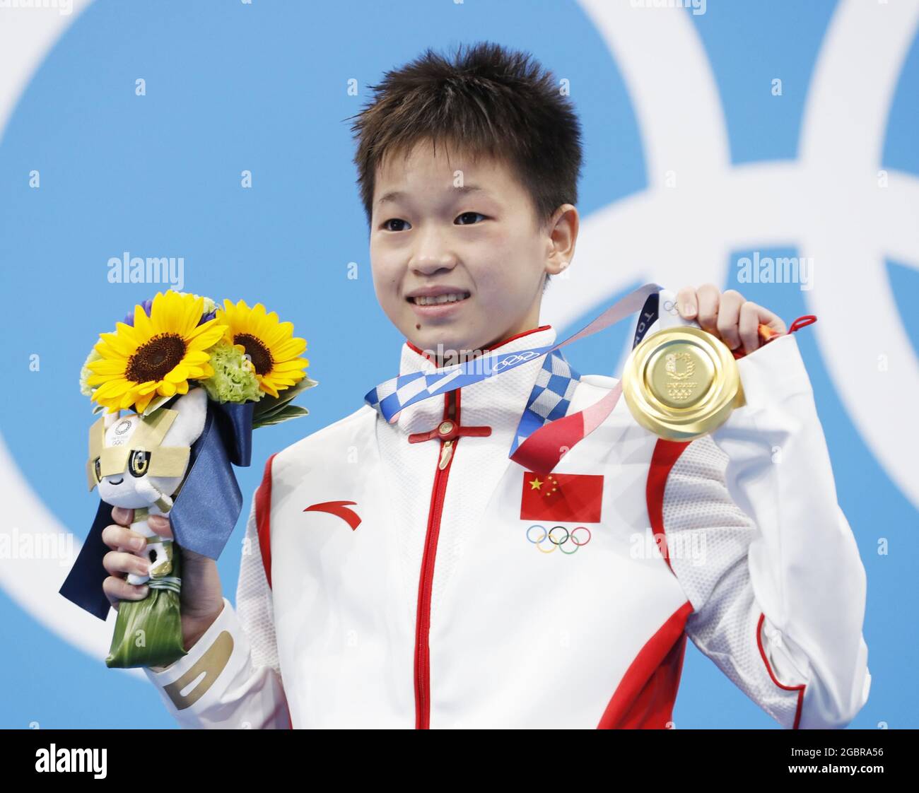 Quan Hongchan of China poses with her gold medal for the women's 10 ...