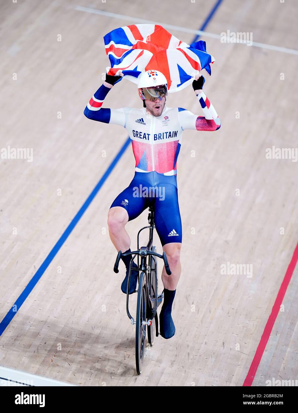 Great Britain's Matthew Walls celebrates gold in the Men's Omnium ...