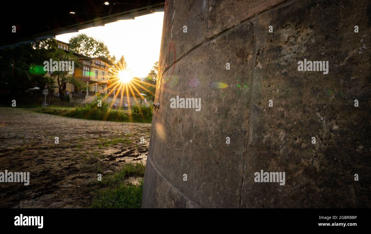 Golden sun spreading rays hi-res stock photography and images - Alamy