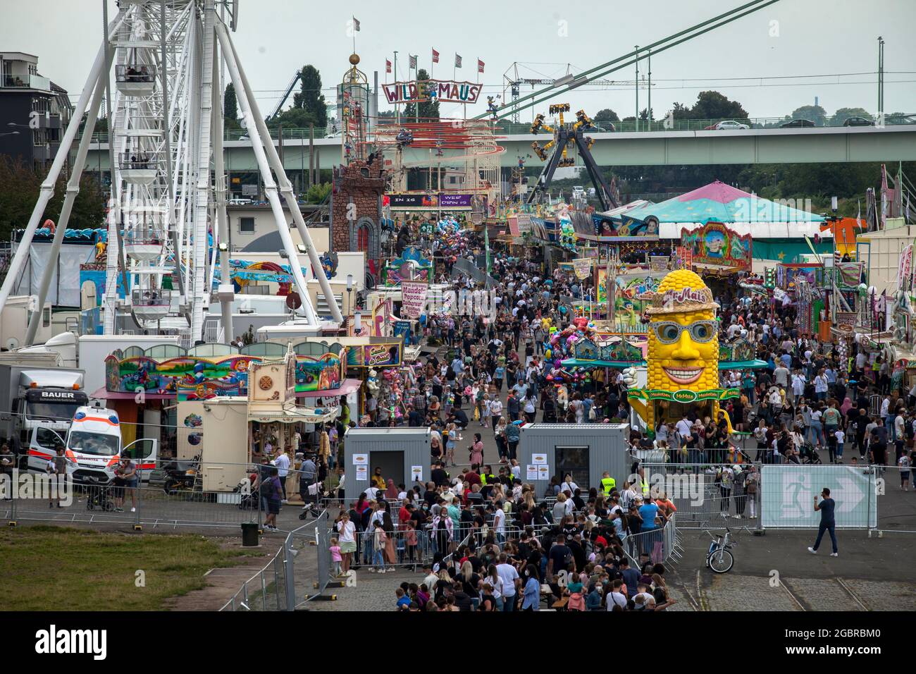 Corona compliant queue hi-res stock photography and images - Alamy