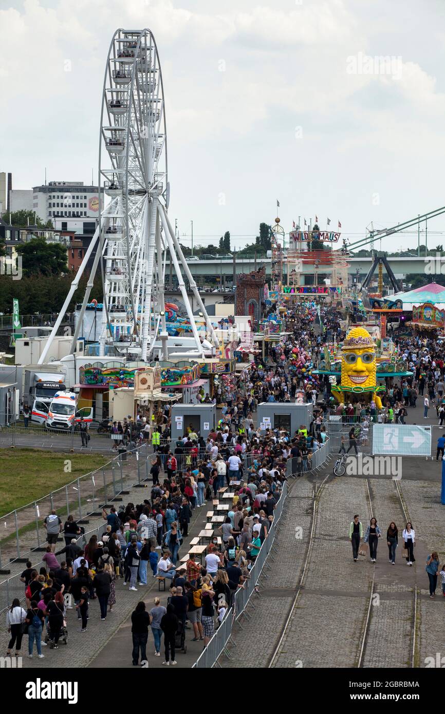 people waiting in the queue, Corona-compliant, to enter the funfair ...