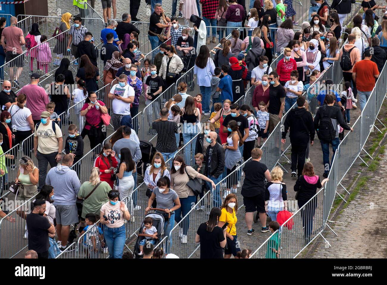 Corona compliant queue hi-res stock photography and images - Alamy