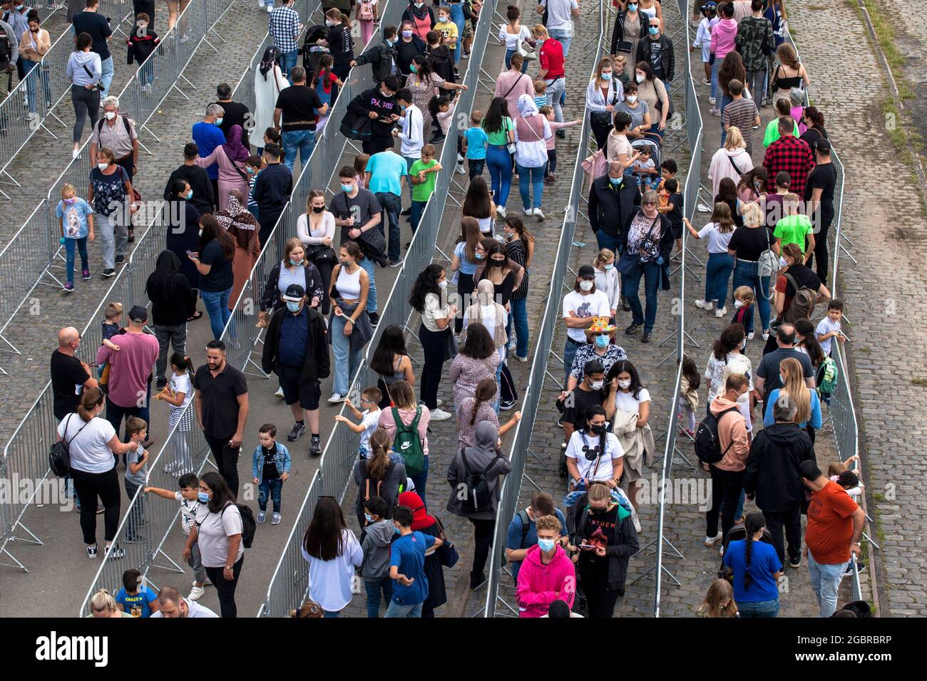 Corona compliant queue hi-res stock photography and images - Alamy