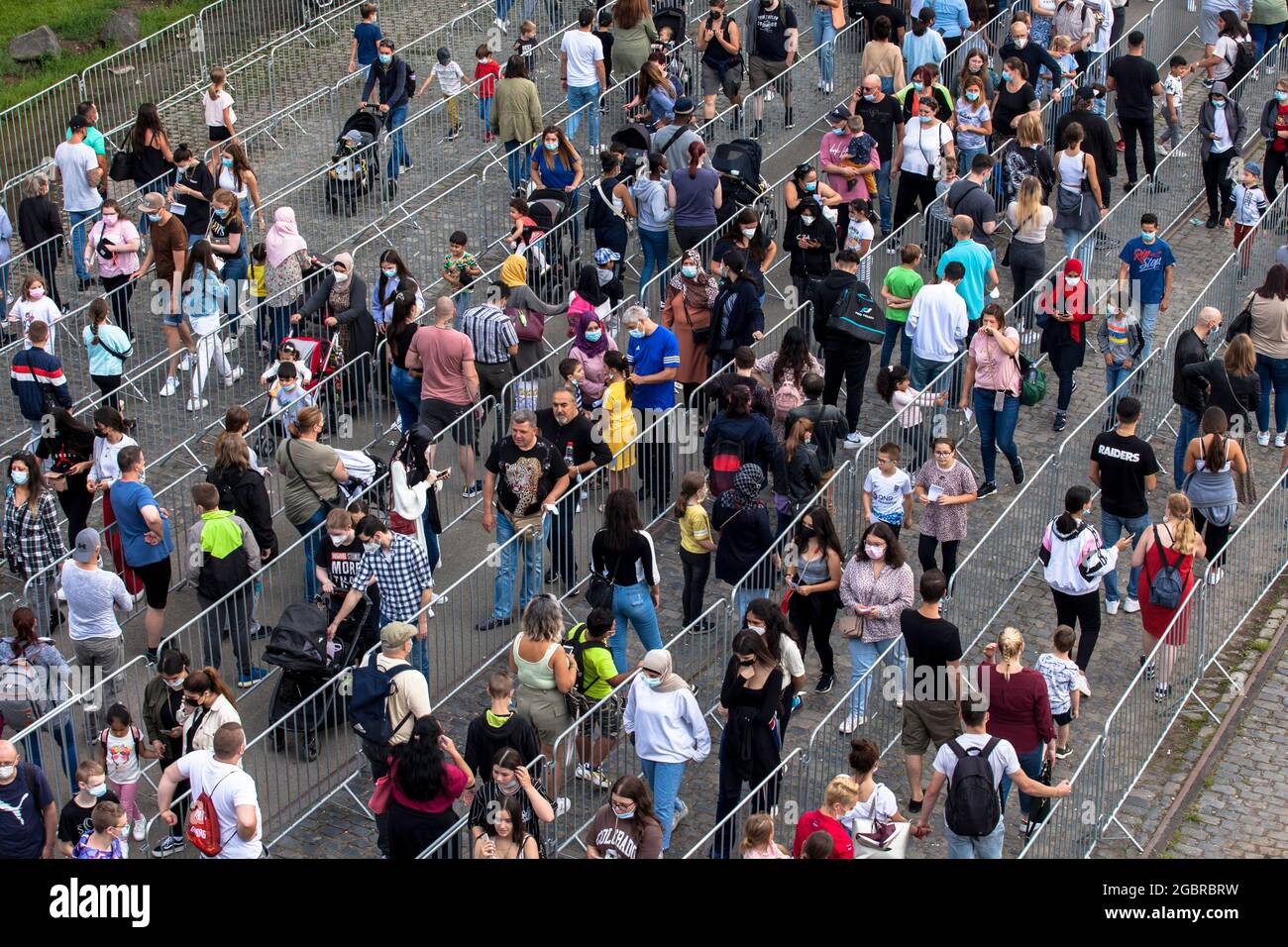 Corona compliant queue hi-res stock photography and images - Alamy