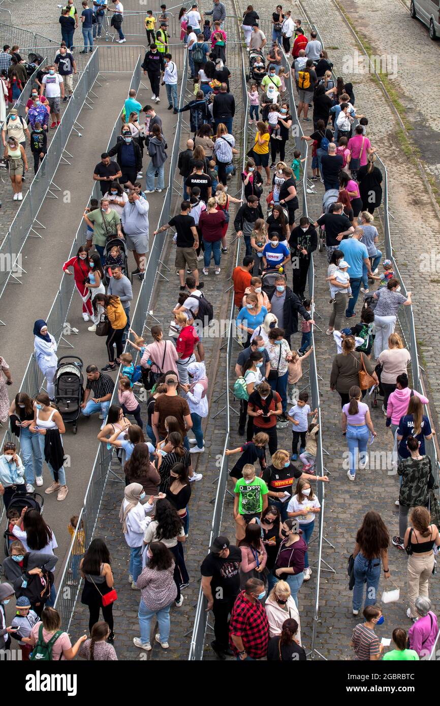 people waiting in the queue, Corona-compliant, to enter the funfair ...