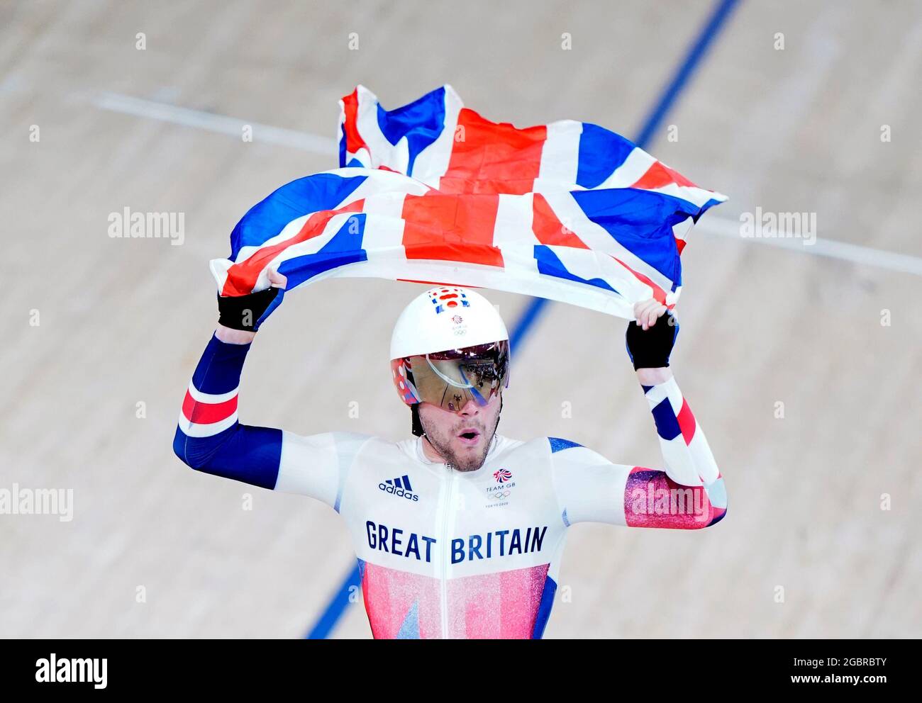Great Britain's Matthew Walls celebrates gold in the Men's Omnium ...