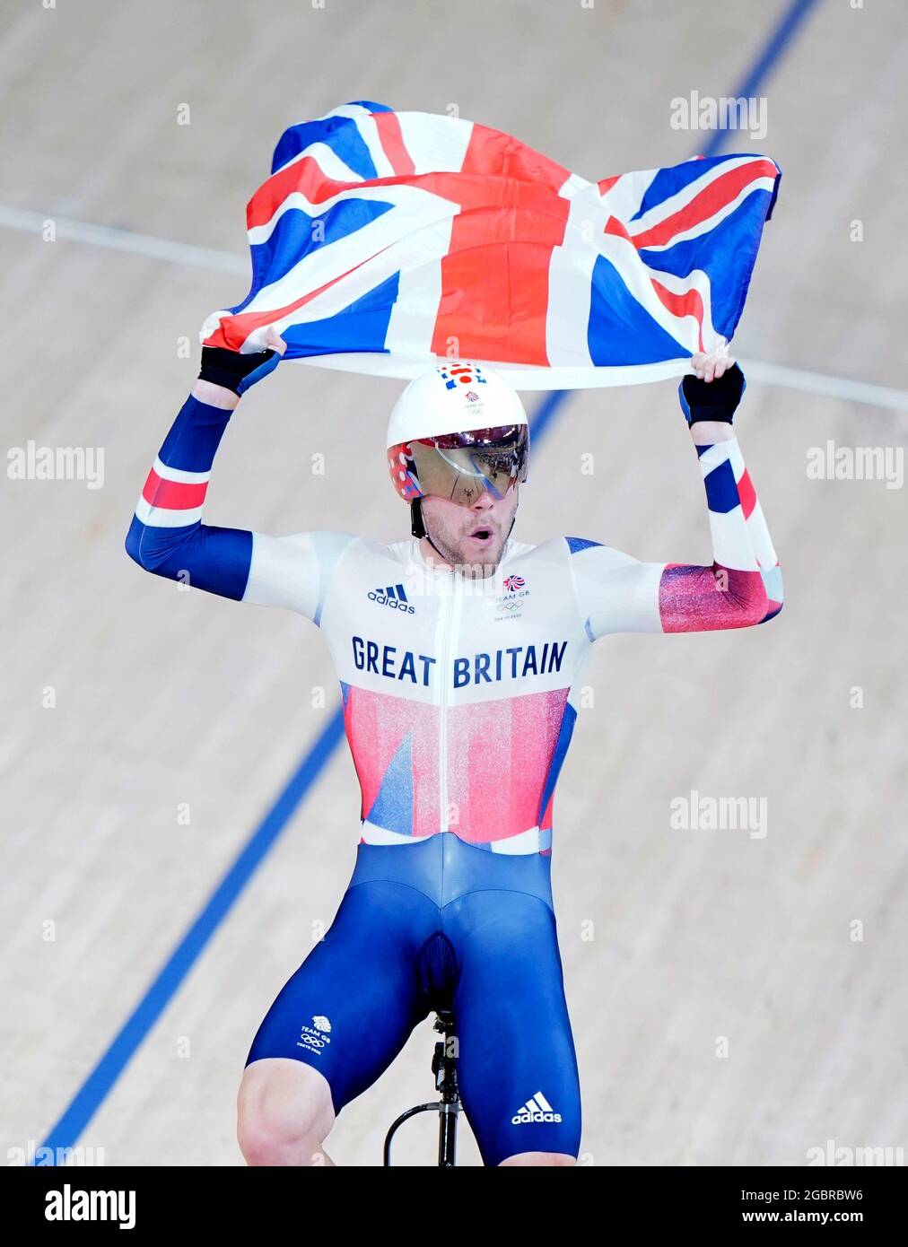 Great Britain's Matthew Walls celebrates gold in the Men's Omnium ...