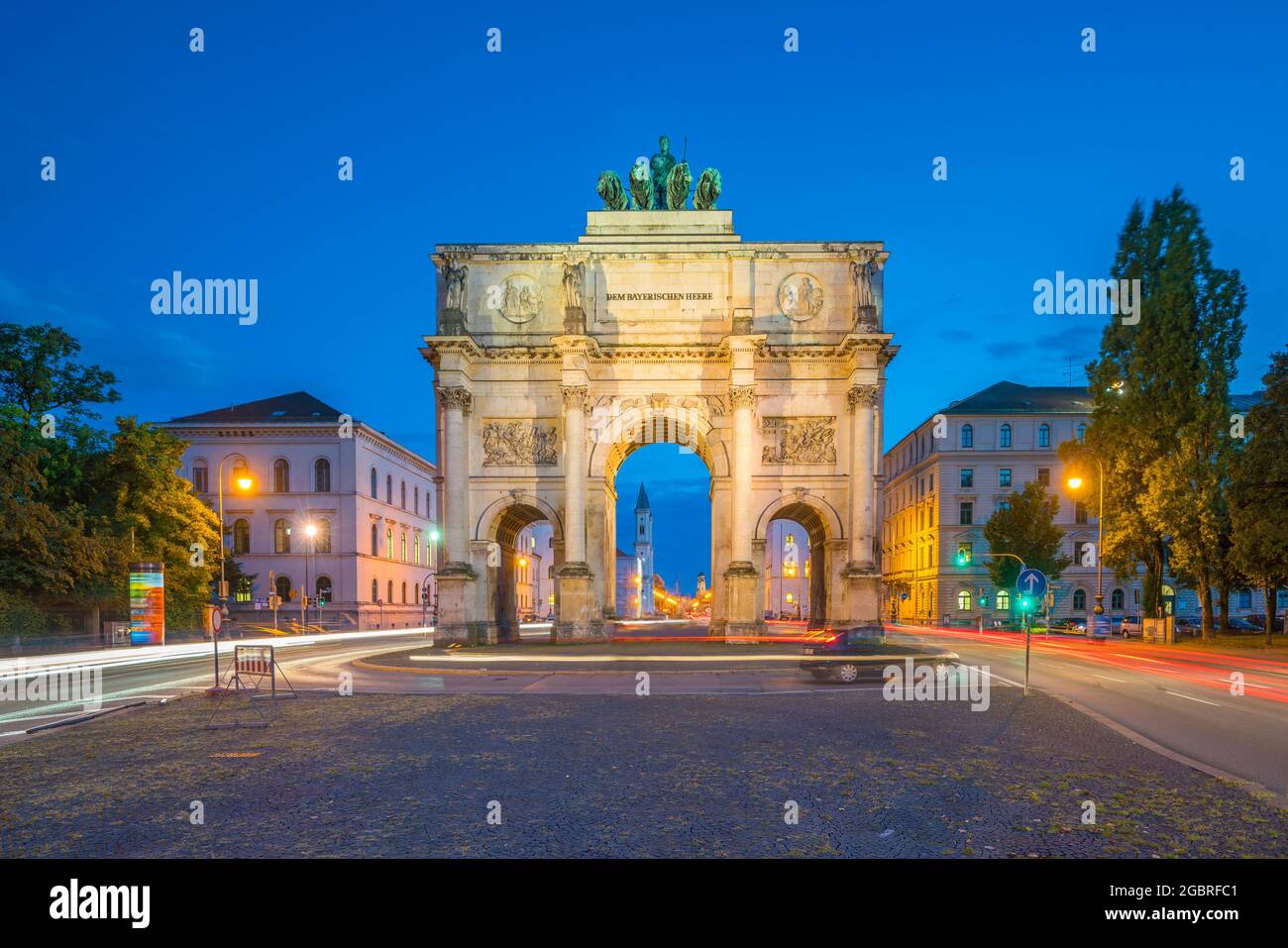 Siegestor (Victory Gate) triumphal arch in Munich, Germany at night ...