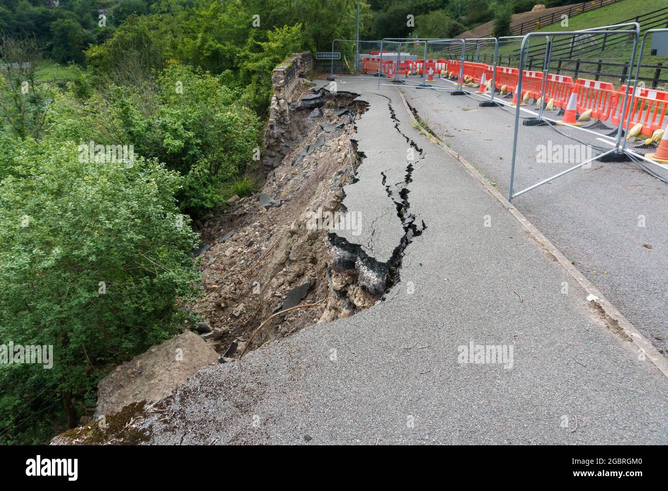 Road closed landslip hi-res stock photography and images - Alamy