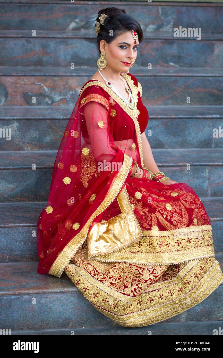 Indian bride in red dress Stock Photo - Alamy