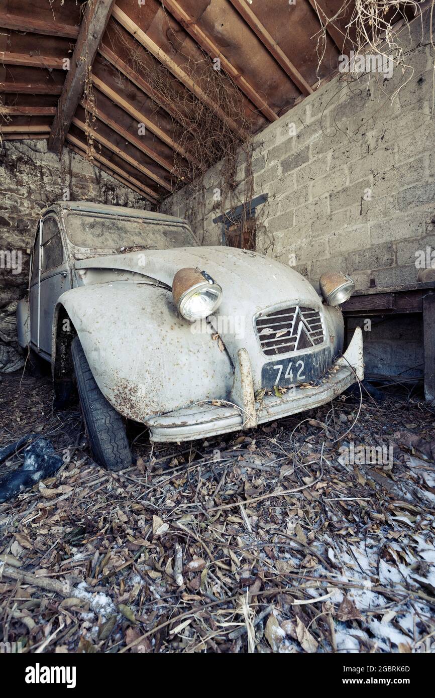 Abandoned Oldtimer Car in a lost real estate Stock Photo - Alamy