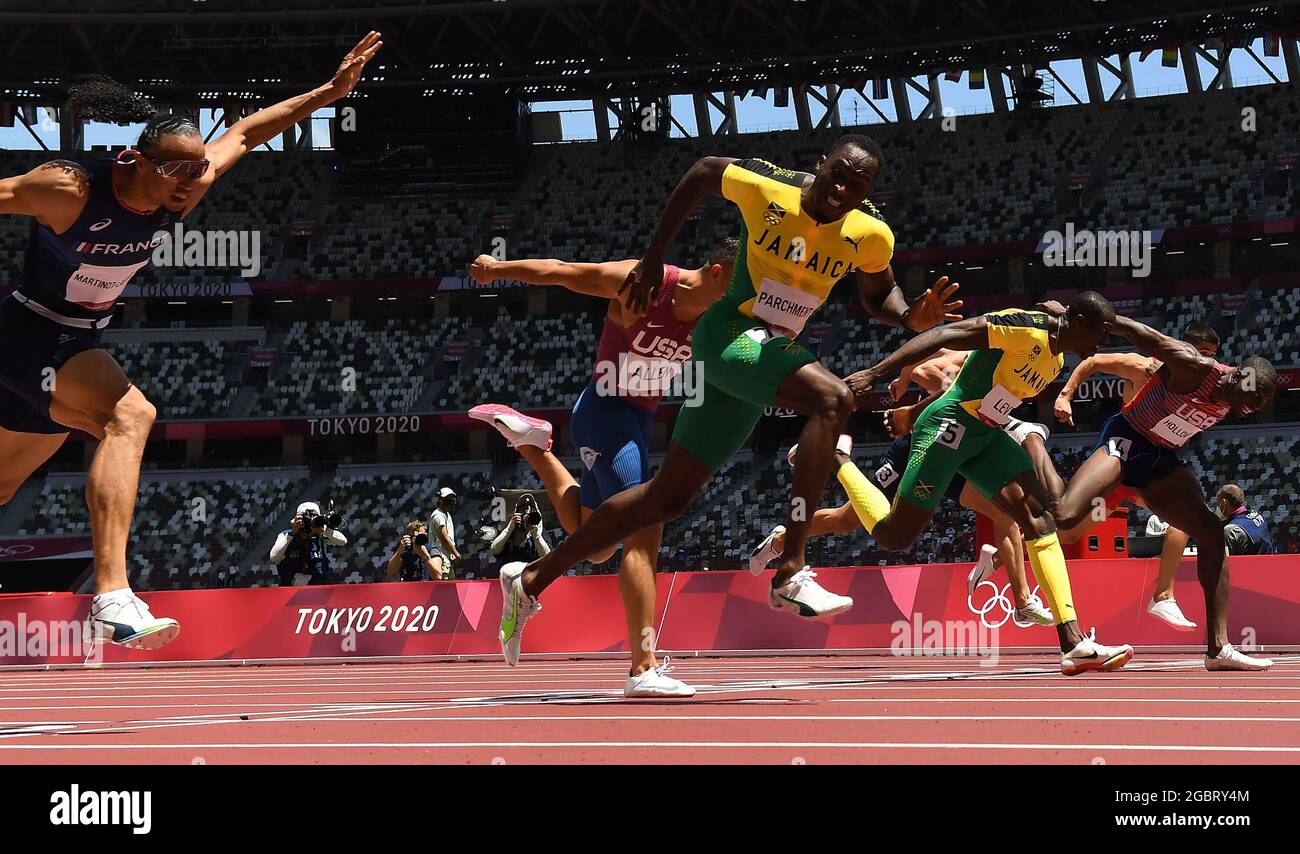 Tokyo, Japan. 5th Aug, 2021. Hansle Parchment (C) of Jamaica competes ...